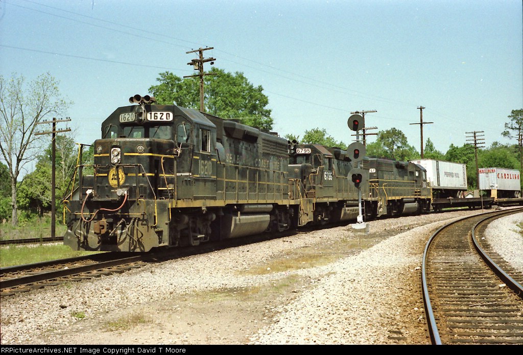 SCL 1620 lead two already renumbered SBD GP40's on Train 175